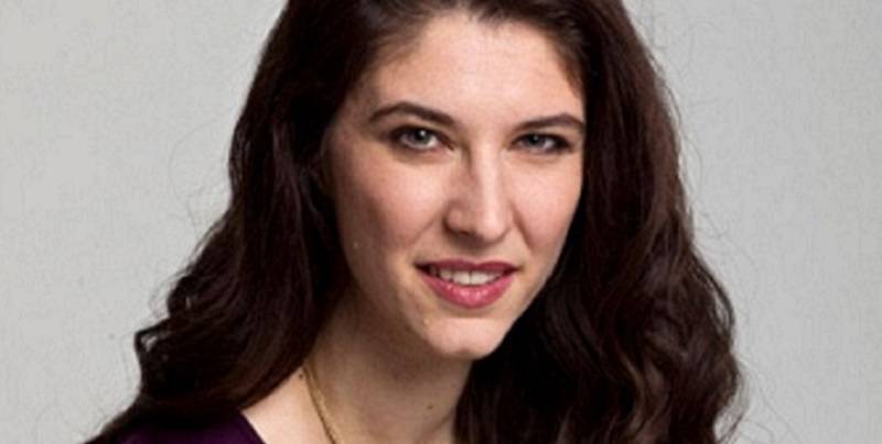 16 Little Known Facts About Howard Stern's Daughters | TheThings | Tea Band